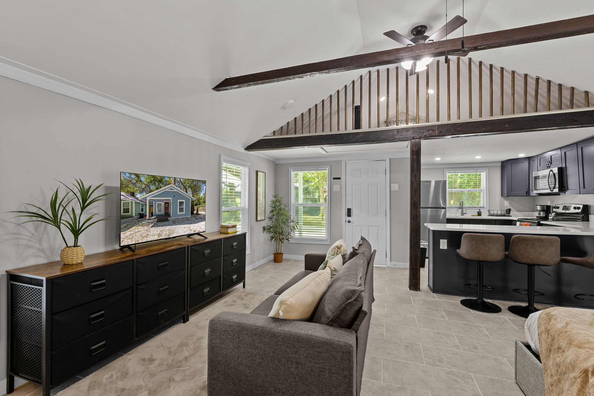 Modern Studio Nook, Bed & Breakfast District! - Gainesville, FL