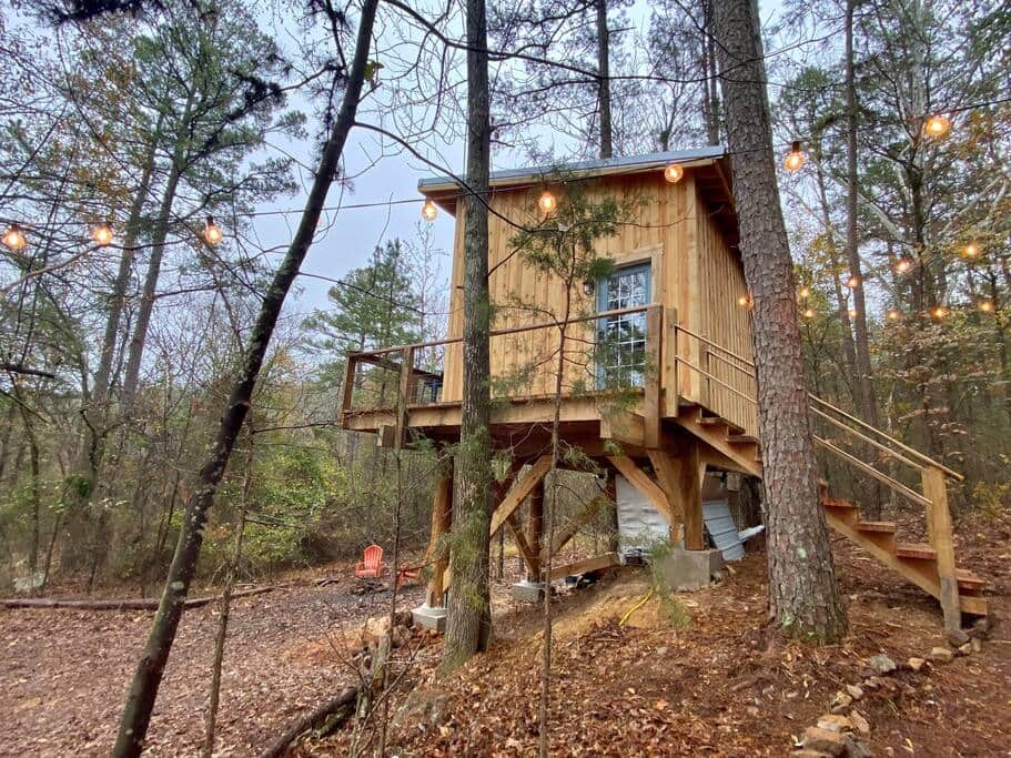 Peaceful Pines Treehouse - in Scott County