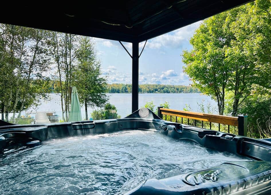 Rowing, Waterfront, Spa - Vacation Home in Le Val-Saint-François ...