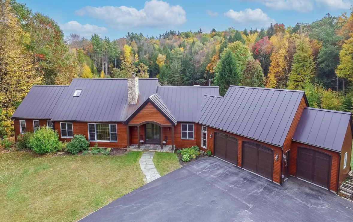 Private Chalet with Golf Simulator and Hot Tub - Vacation Home in Rutland