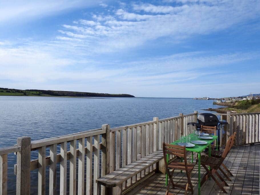Seaside Shack with deck overhanging the ocean - Apartment in Chéticamp