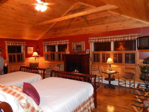 Bear Room Suite with Fireplace, Vaulted Ceilings - Inn in Saranac Lake