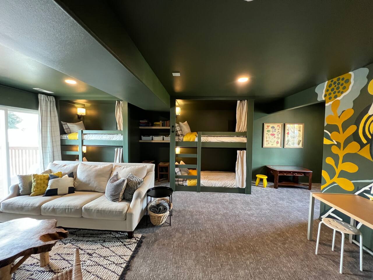 Family Home: Sleeps 12, Game Room, Hot Tub & Views - Wenatchee, WA