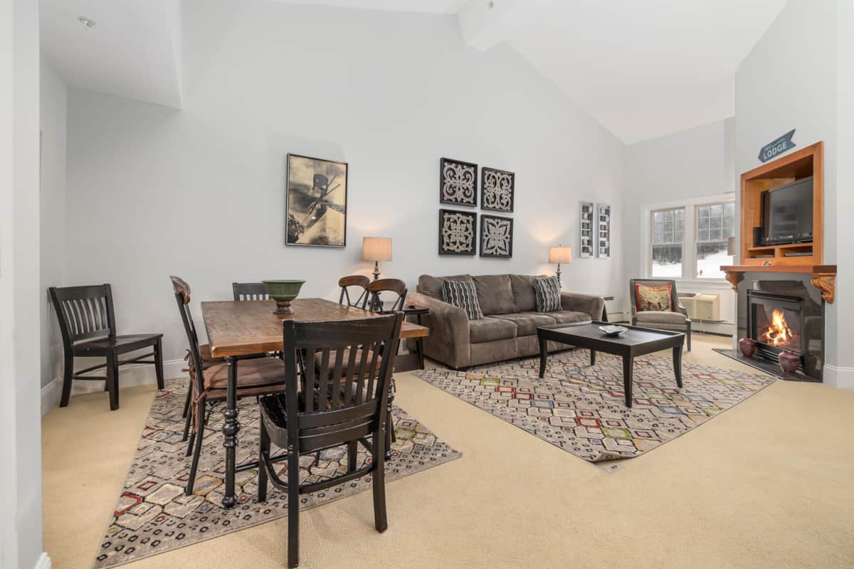 Stratton Slopeside Condos at The Landmark! 400 FEET TO LIFT ...