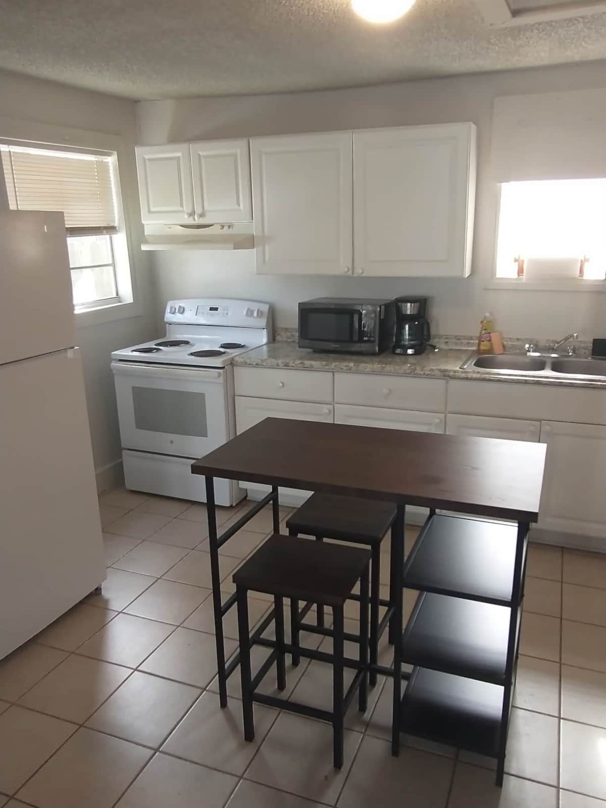 The Van Zant House Studio (Skynyrd)|Queen}Futon|Full Kitchen ...