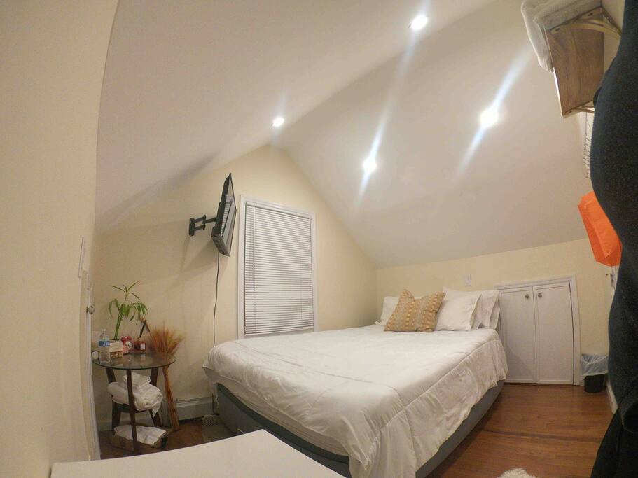 Queen Bed: Petpally, Events & Long/short Stay - Long Island, NY