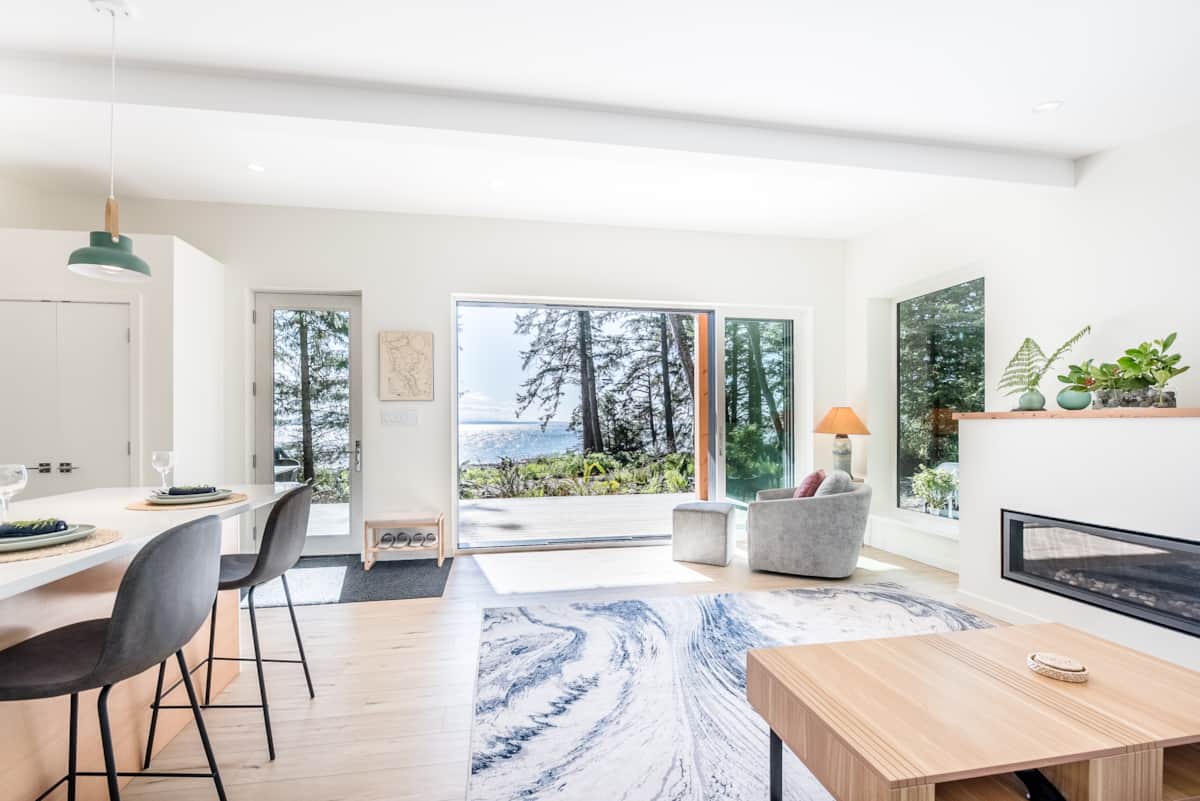 Sea Stone Quadra Cabin - Vacation Home in Strathcona