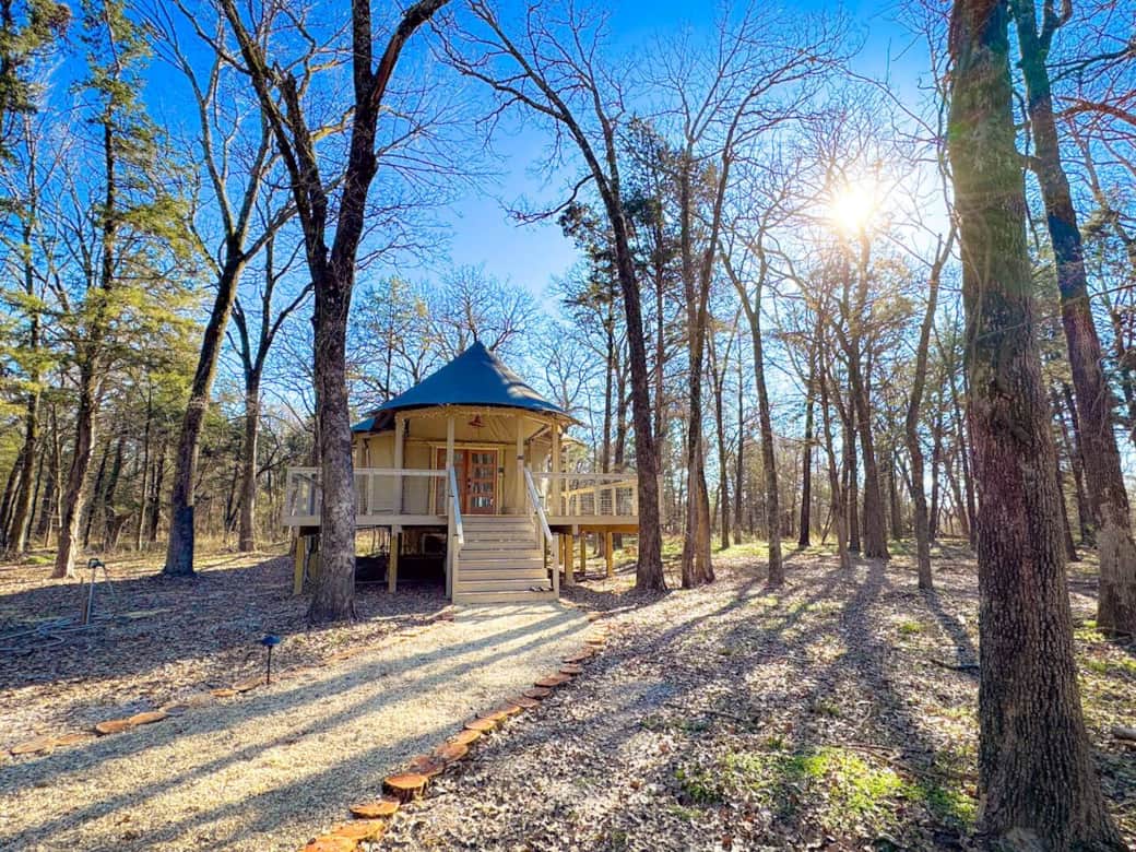Sultry Safari Unique Romantic Glamping Cabin - Cabin in Rains County