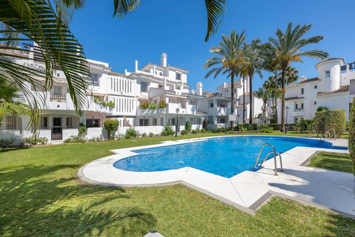 Lovely Flat w/ Swimming Pool in Urb. Los Naranjos - Apartment in Marbella