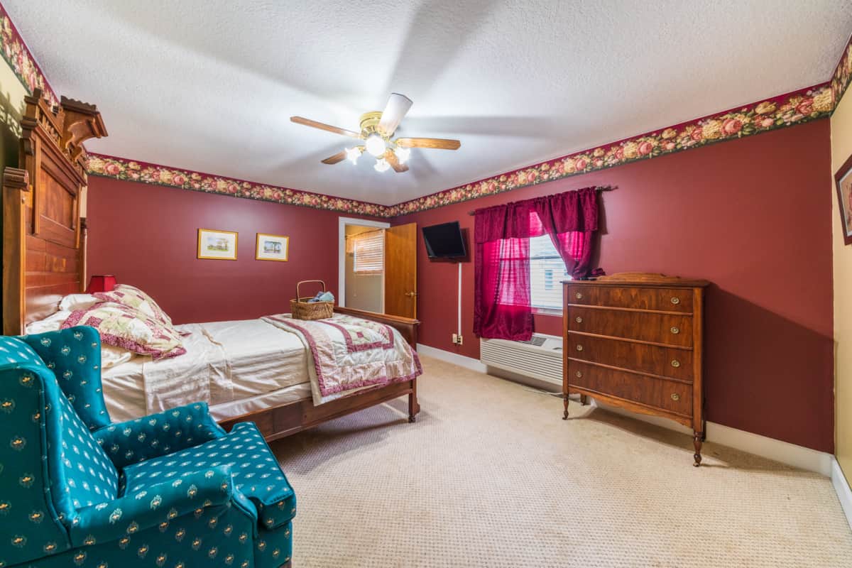 Suite 13: Four Guests (Full and Bunks) - Room in Georgetown