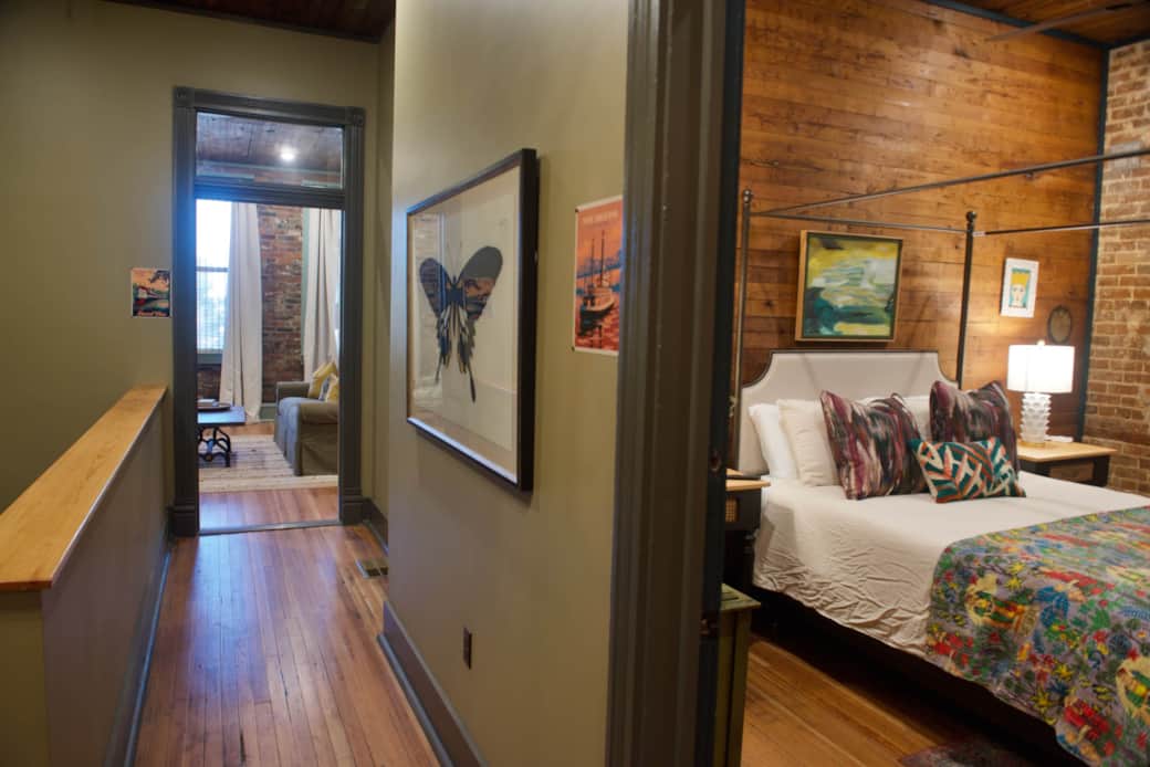 The New Orleans Room- The Buzzard's Roost Inn - Hotel in Laurel