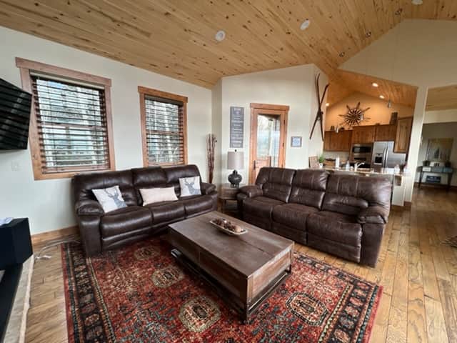 LARGE LUXURY 4 BR LAKE DILLON HOME WALK TO MARINA! - Vacation Home in ...