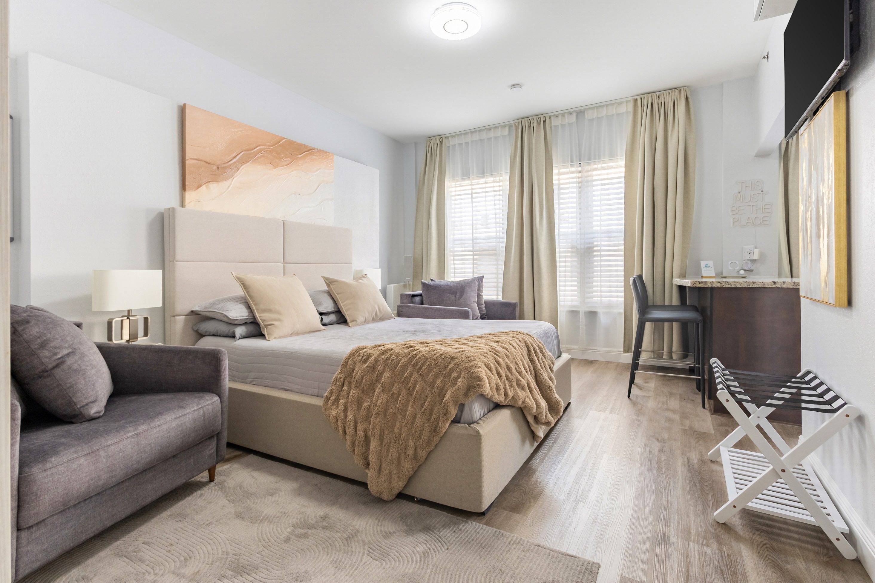 Ocean Drive Condo Across From Beach | Full Kitchen - South Beach, FL
