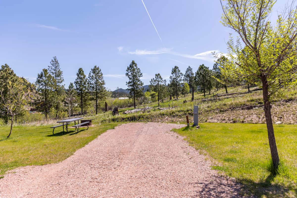 RV 17 - RV camp near Mt. Rushmore and lakes - Camping in West Pennington