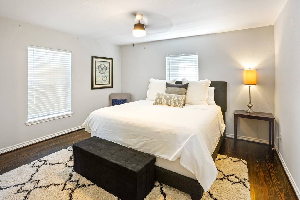 Cozy Heights 2 Bd Bungalow Conveniently Walkable! - Houston, TX