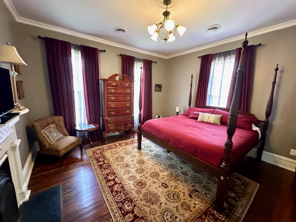 The Ruby Room at The Wynne House Inn - Room in Holly Springs