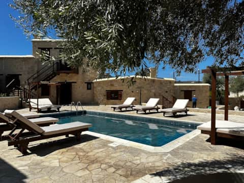 Luxury Suite - Stone Court - Vacation Home in Giolou