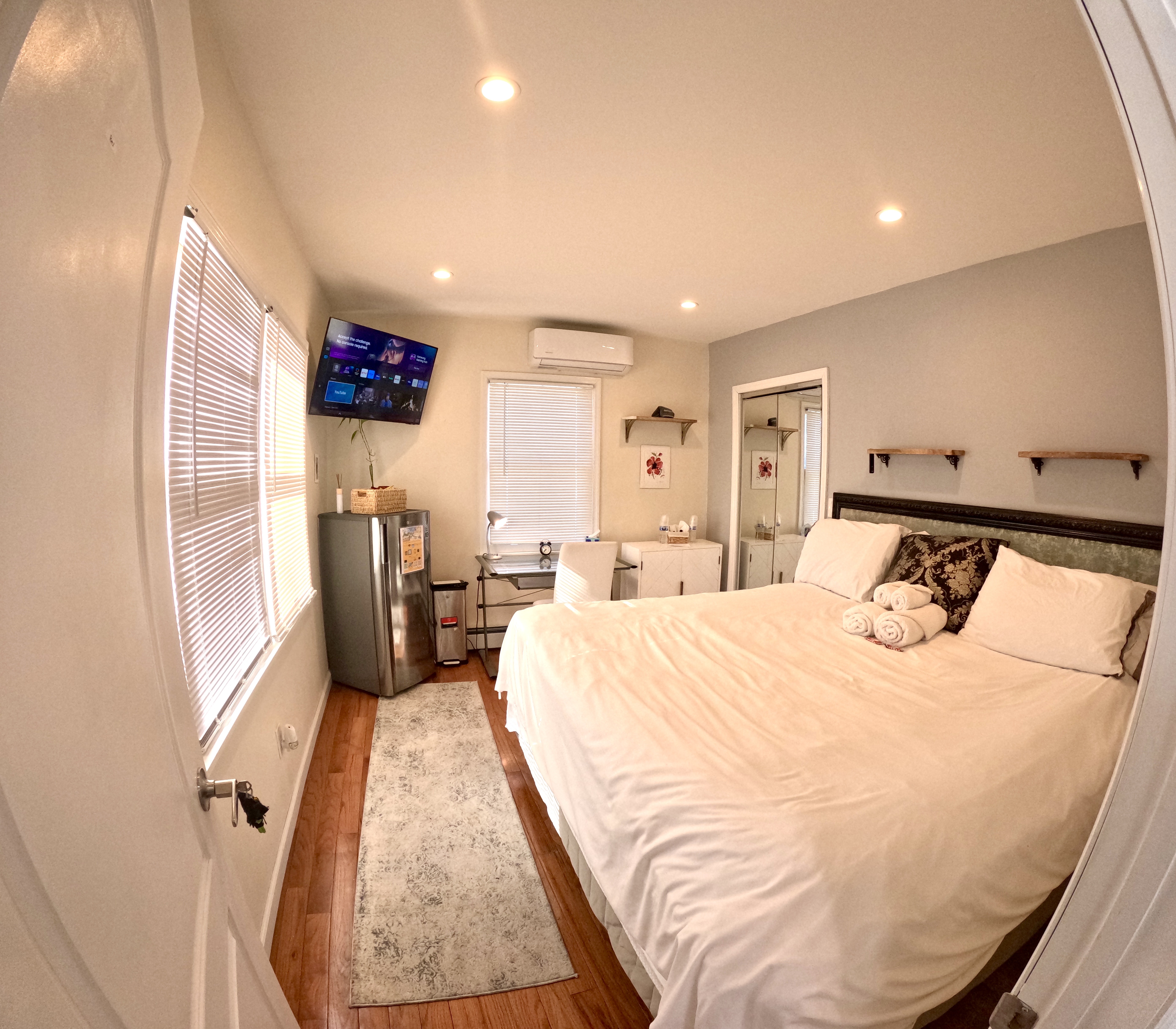 King Bed Retreat: Pet-pally | Str • Mtr • Ltr - State of New York