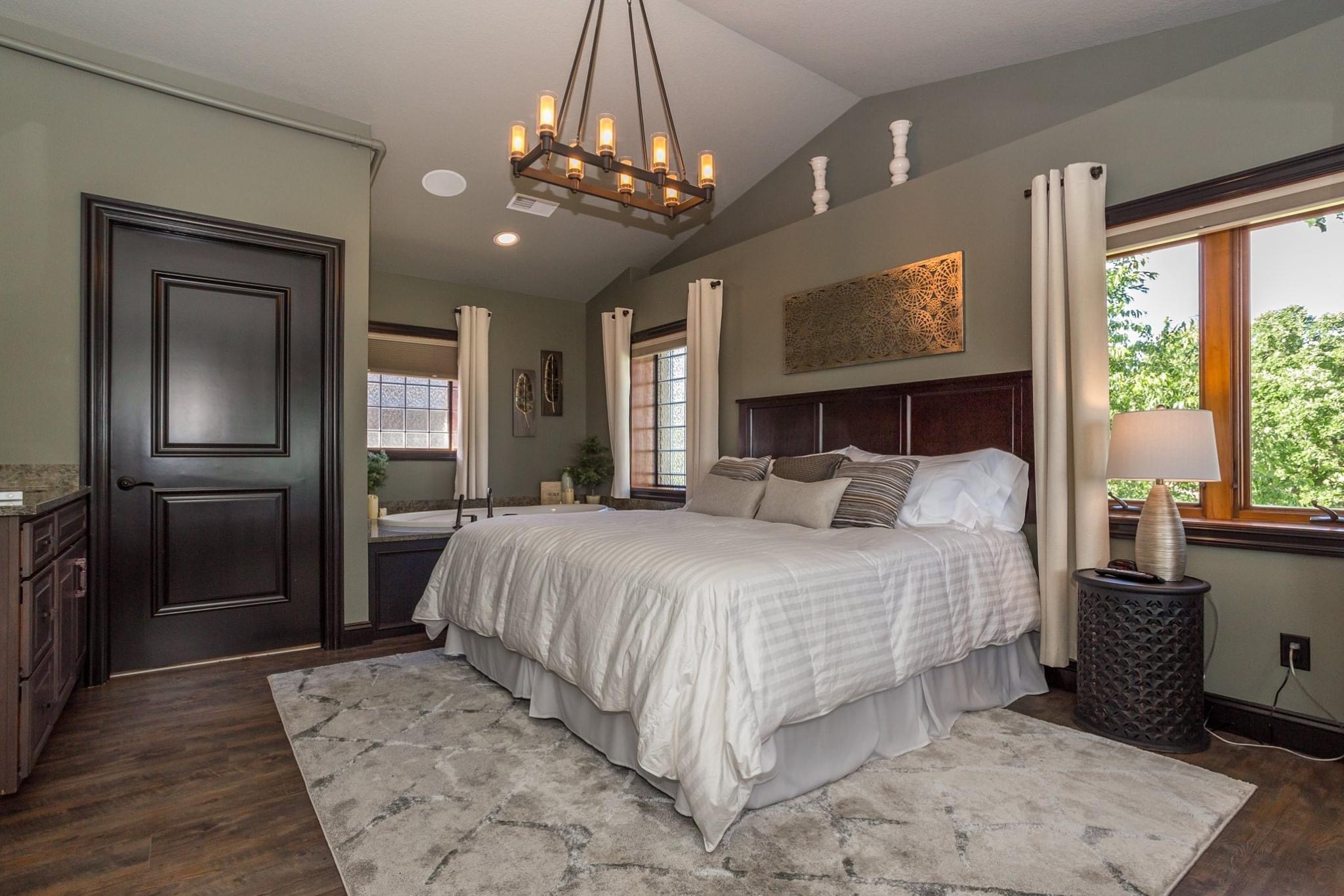 The Riverside Retreat - Two Bedroom, Ste 201 - Iowa