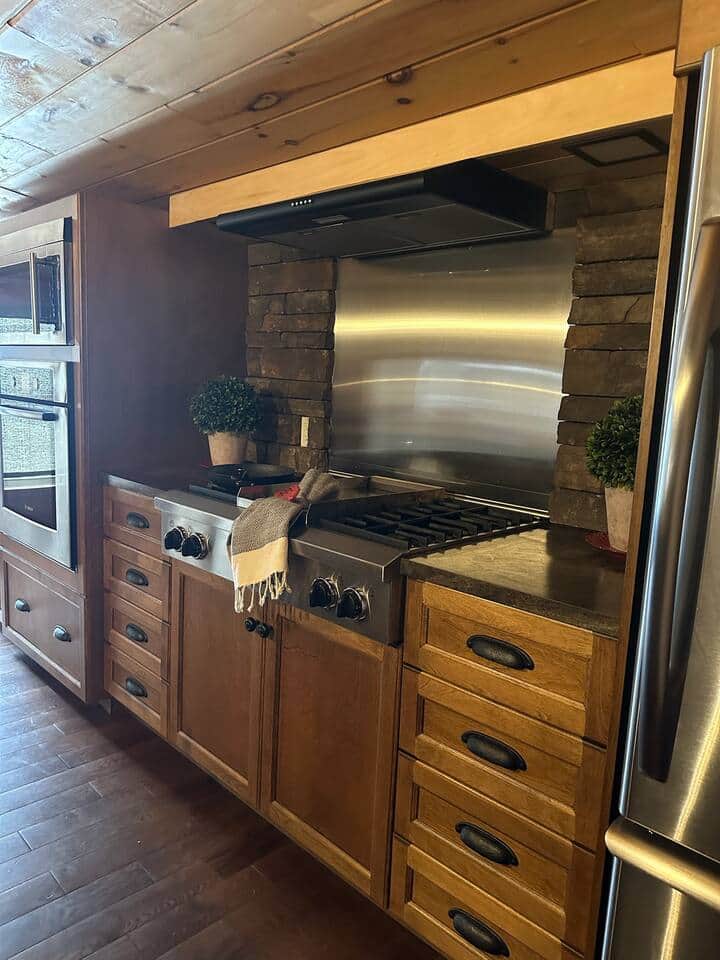 Overview The Water’s Edge Cabins - Vacation Home in Waltham