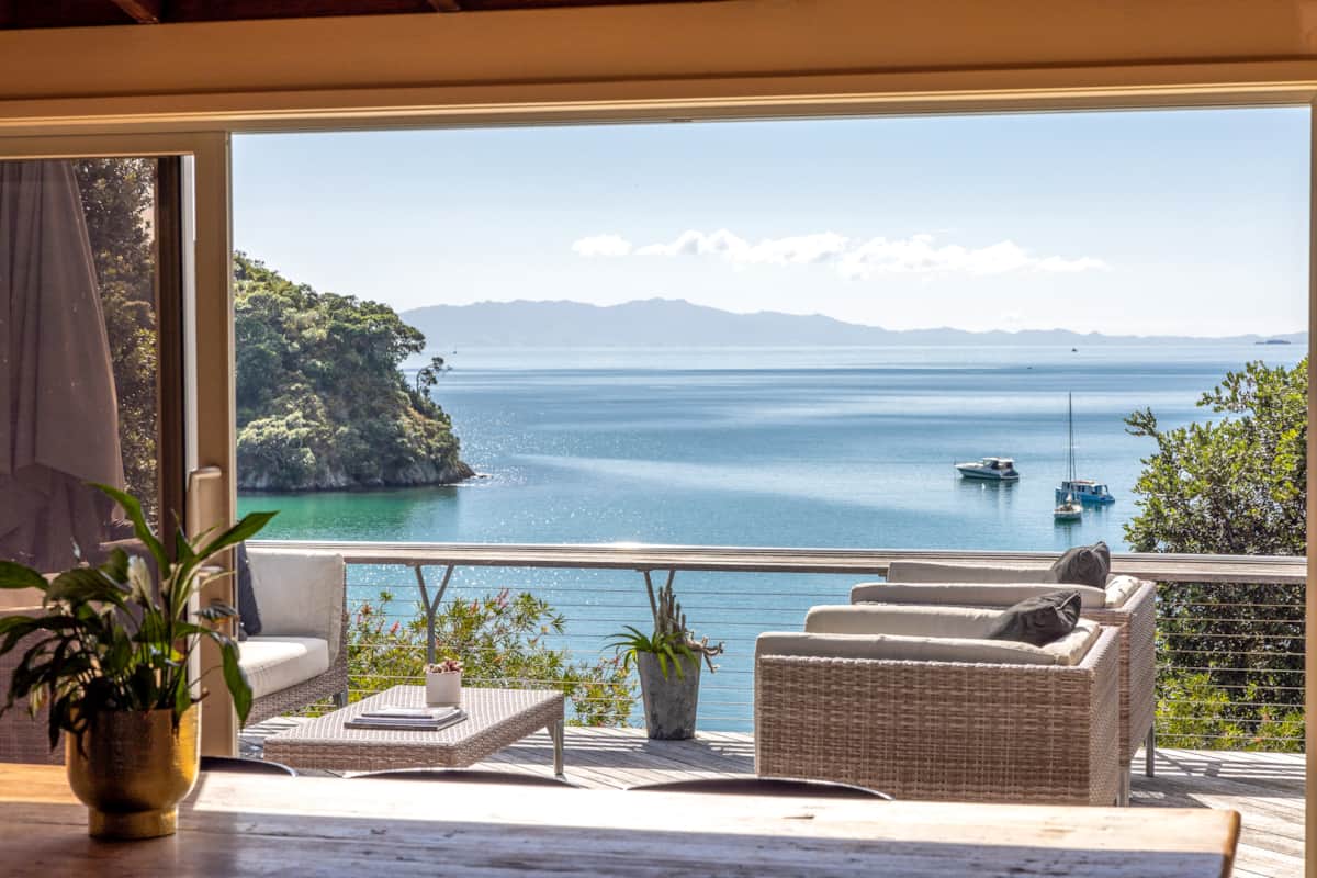 Oceana, Oneroa Beachfront - Vacation Home in Waiheke Island