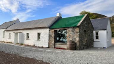 Home [www.irishthatchedcottage.com]