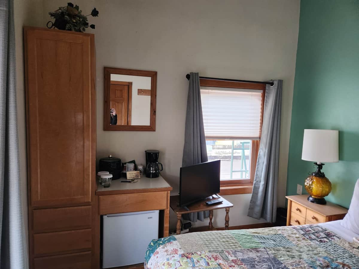Room 6 - Room in Coloma