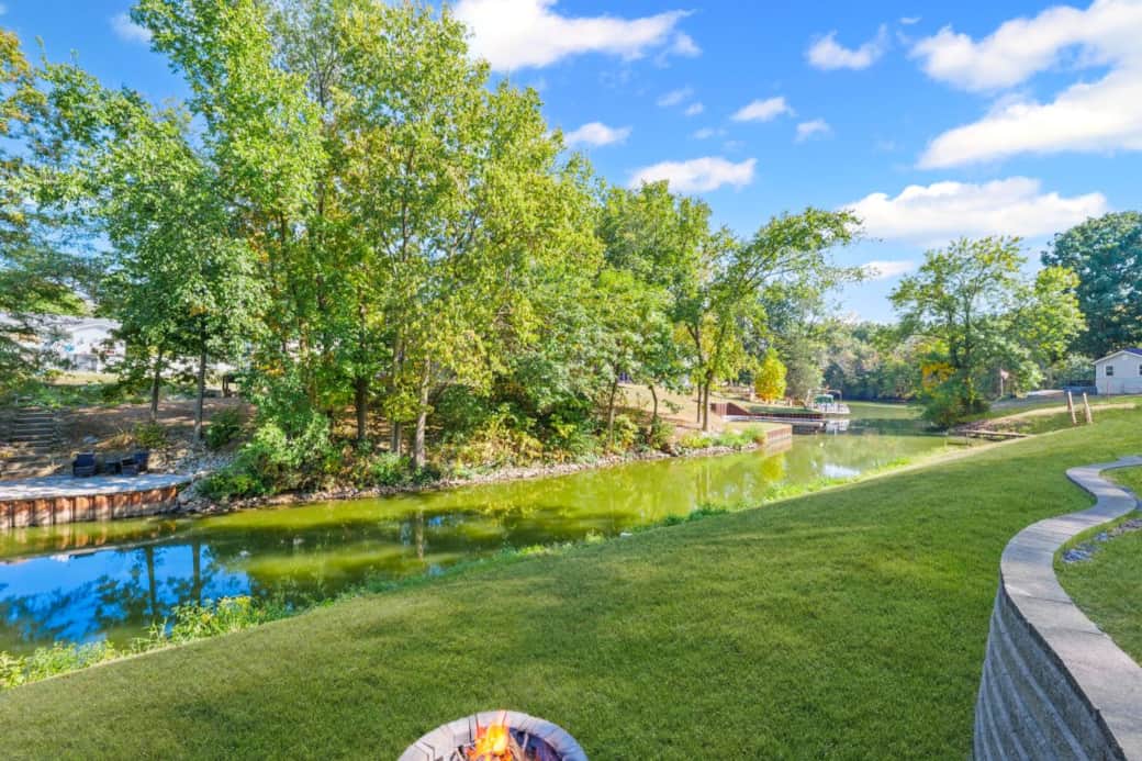 Home [lakemattoonhideaway.lodgify.com]