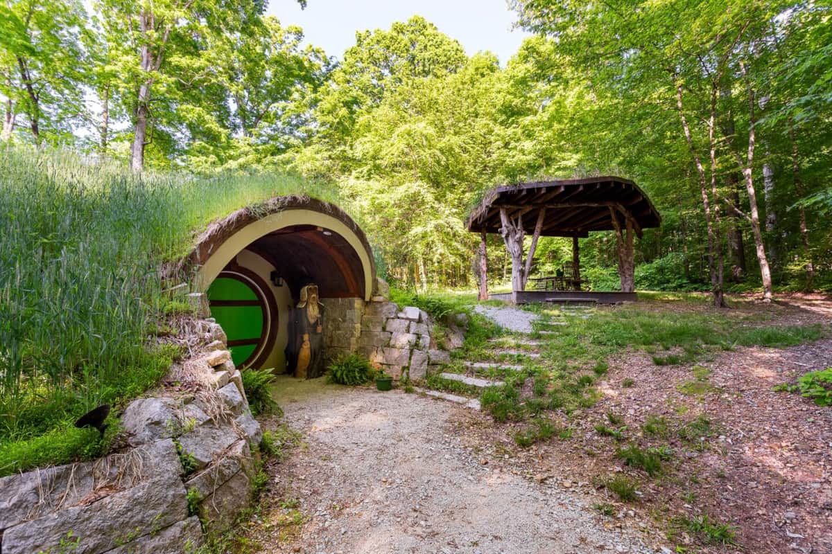 Wee Nook- a Hobbit Hole - Cabin in Humphreys County