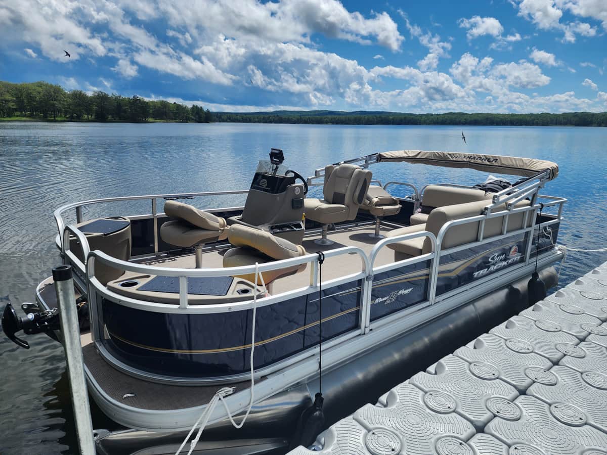 Pontoon Boat - Room in Fairview