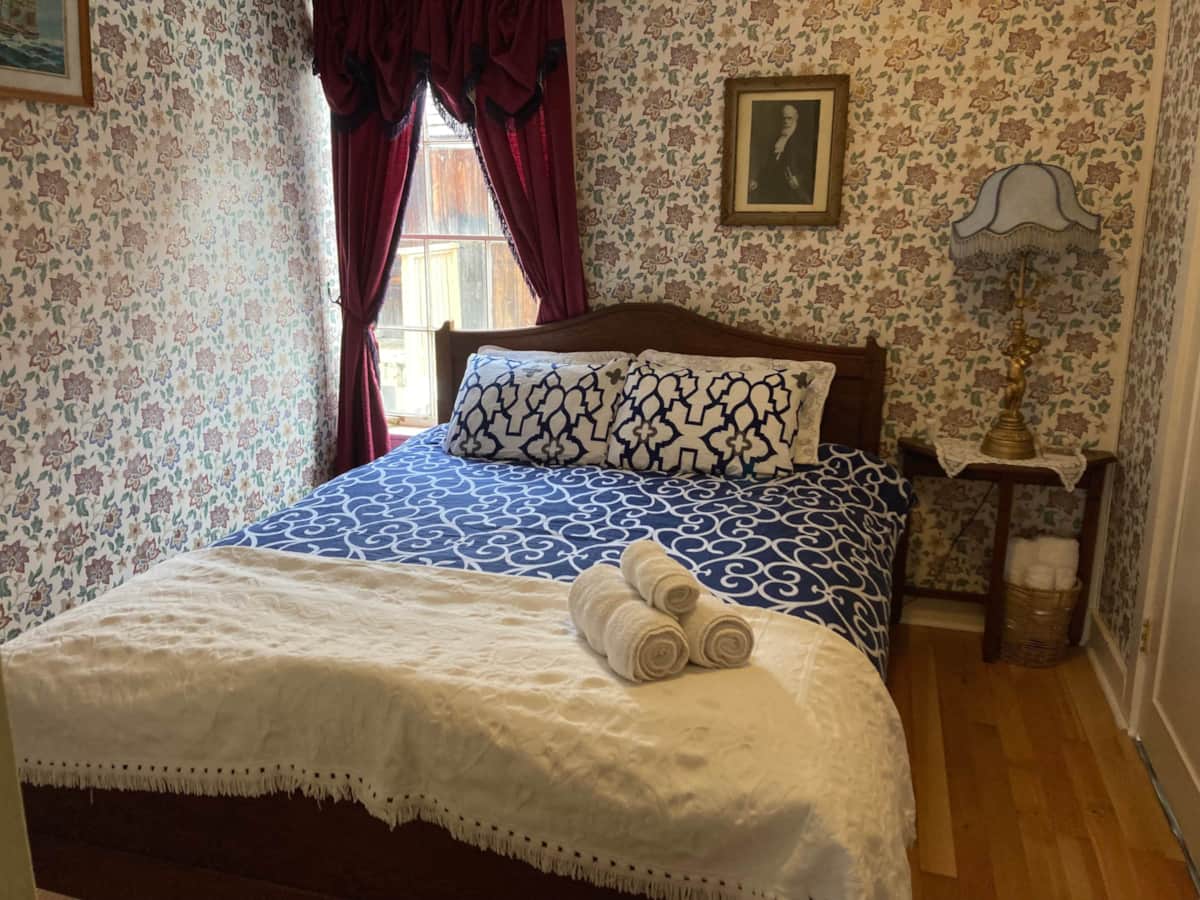 Room 4 - St. George Hotel - Hotel in Barkerville