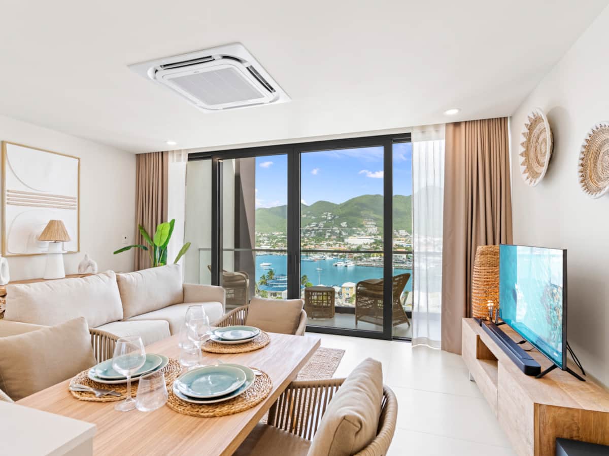 B244 - Magnificent Lagoon-View Apartment with Balcony - Apartment in ...