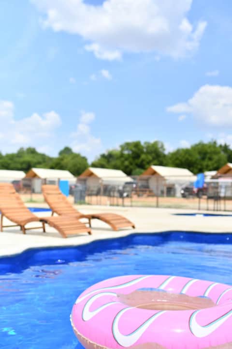 #D Son's Rio Cibolo - Glamping Cabin - Vacation Home in Marion