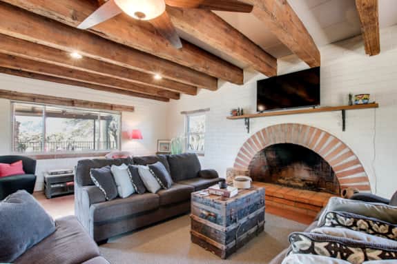 Saguaro Sky Retreat, Free Heated Pool - Vacation Home in Tucson
