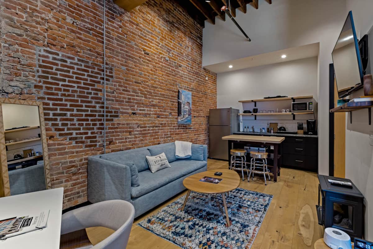 XCHNG Unit D. Studio Apartment in Heart of Downtown - Apartment in ...