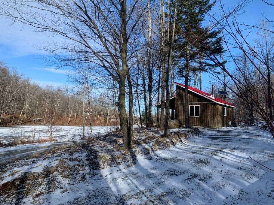 Camp Le Shaman, facing the lake - Cabin in Saint-Étienne-de-Bolton
