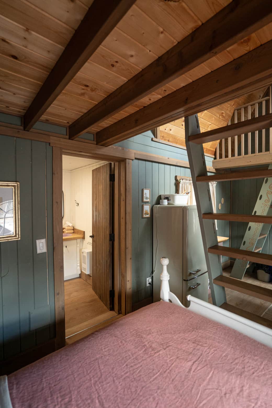 Rapunzel's Cottage at Crowsnest Pass - Cabin in Crowsnest Pass