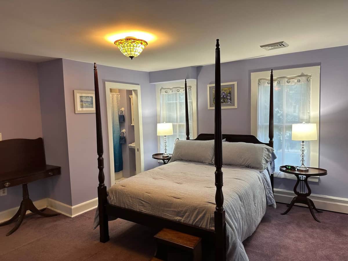 The Royal Room/Spacious Victorian Inn - Bed & Breakfast in Gaithersburg