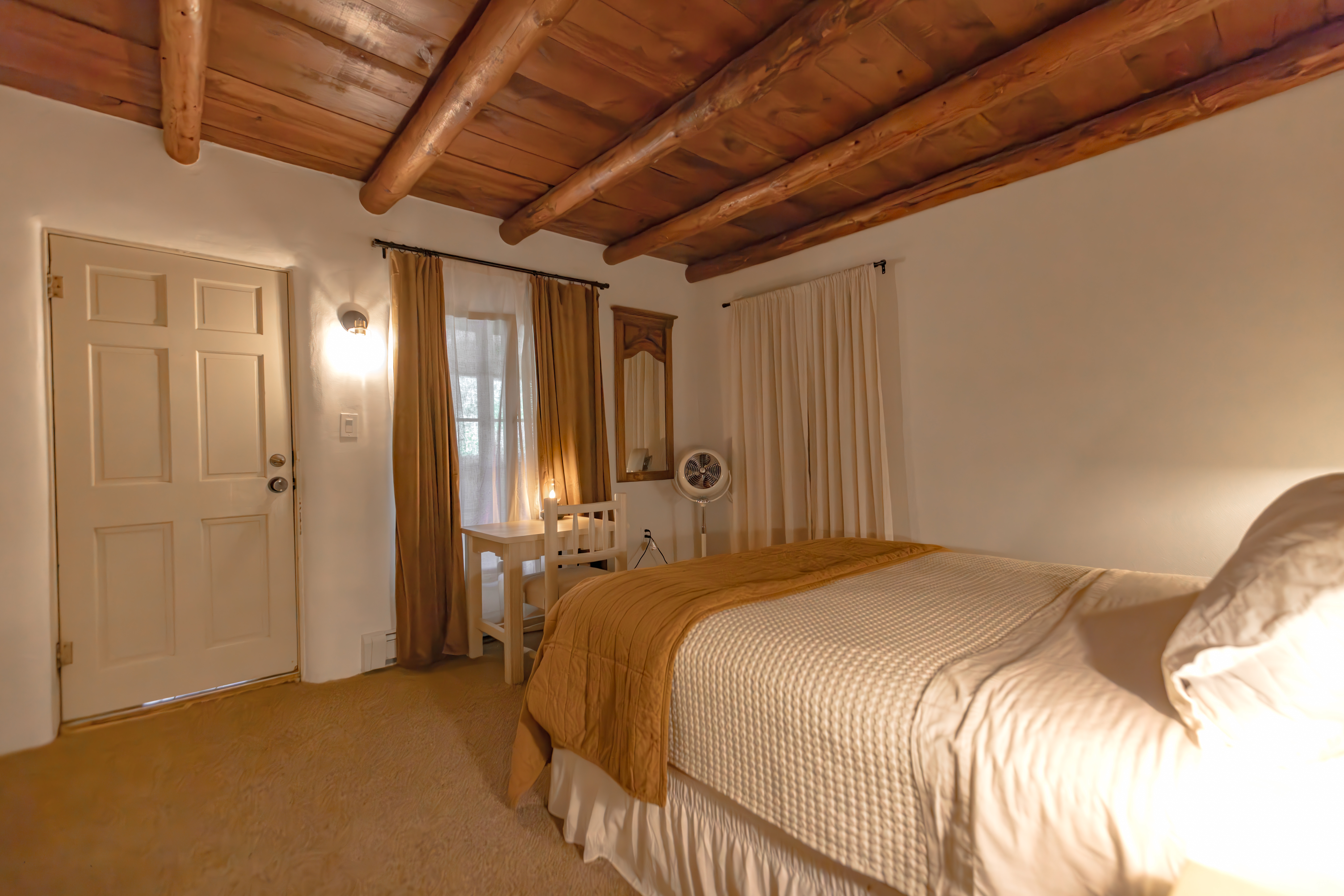 Cozy Queen Room W/ Shared Deck - 9 - 陶斯