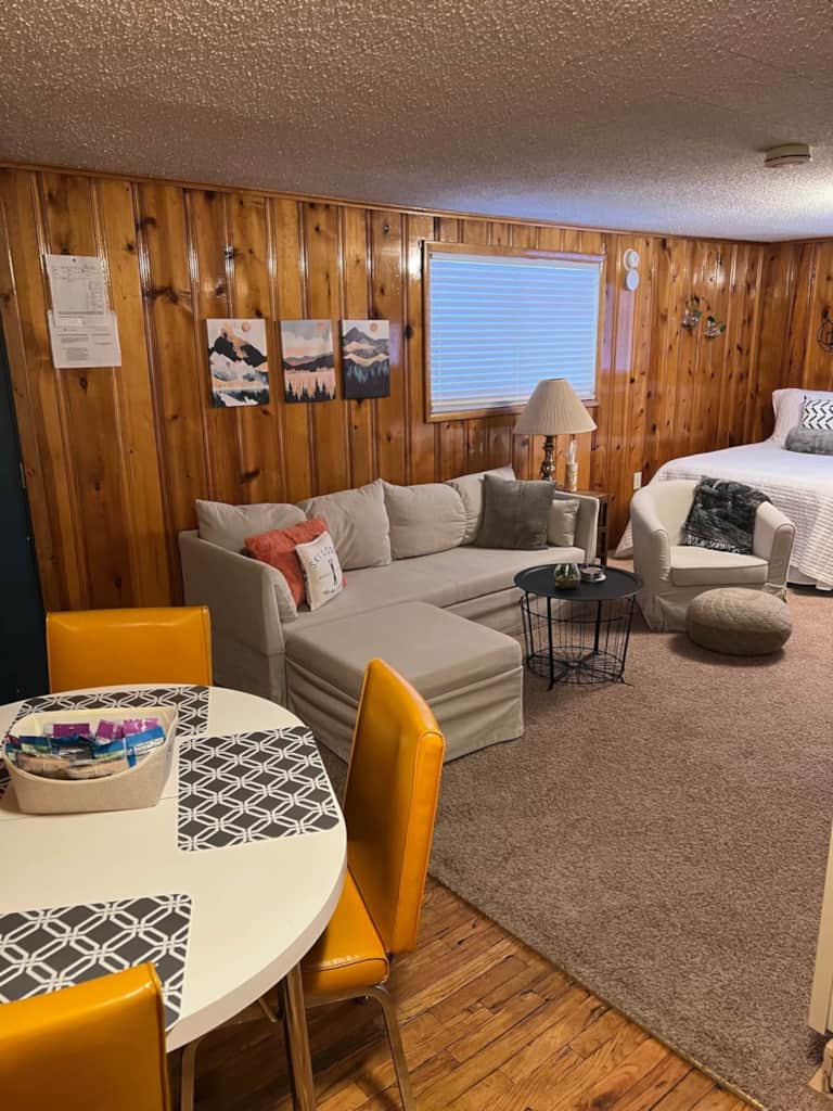 Mountain View Lodge Kitchenette Suite - Room 3 - Motel in Red River