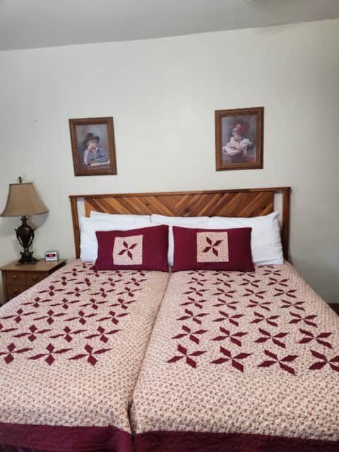 Room 8 - Room in Coloma