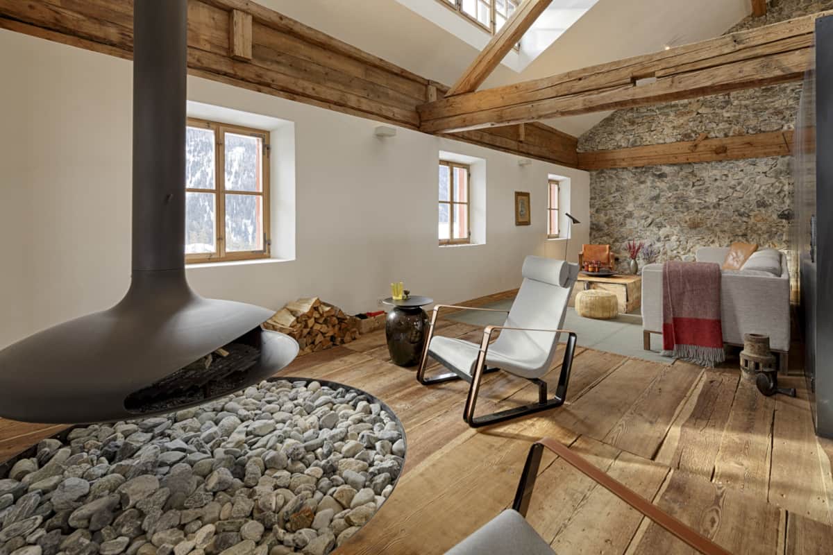 Loft mit Kamin und Bibliothek
